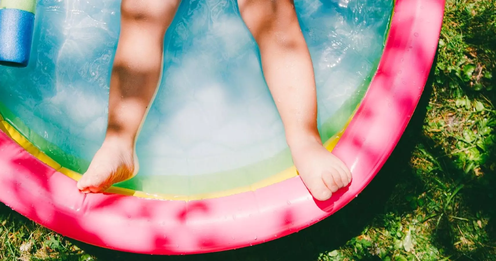 Cómo mantener limpia su piscina de plástico para niños durante todo el verano