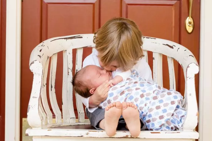 Preparar a su niño pequeño para compartir una habitación con un bebé recién nacido