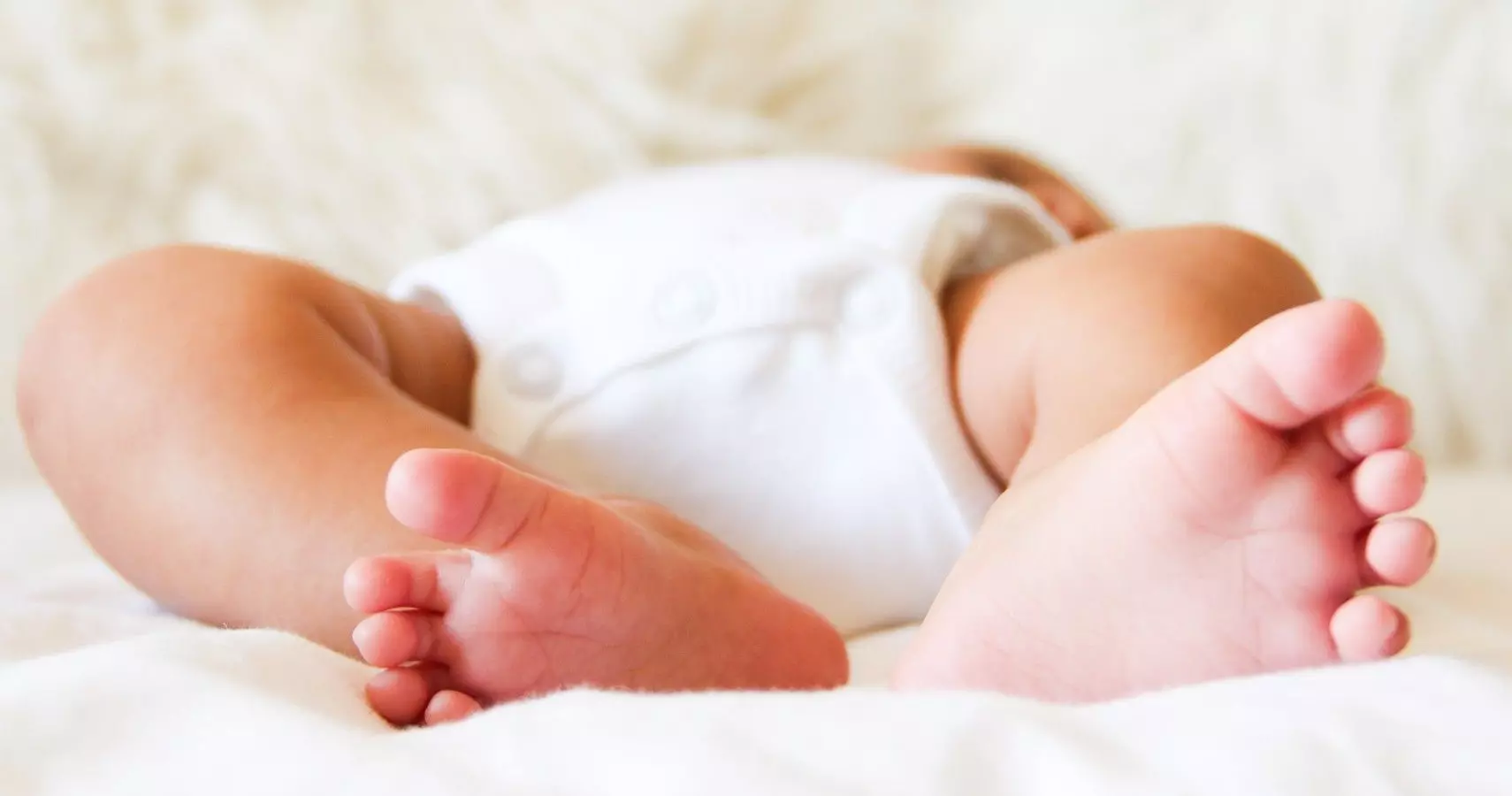 Liječnici uklanjaju izrasline od 5 inča s bebinog vrata samo nekoliko sati nakon njenog rođenja